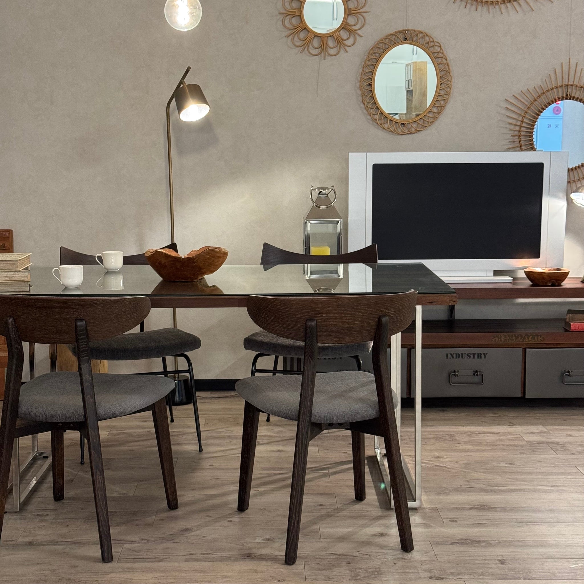 整った空間に、静かな迫力を。｜NEW RAILWAY DINING TABLE／dareels